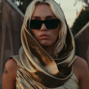 Videoclip | Miley Cyrus - Flowers | Activa TV