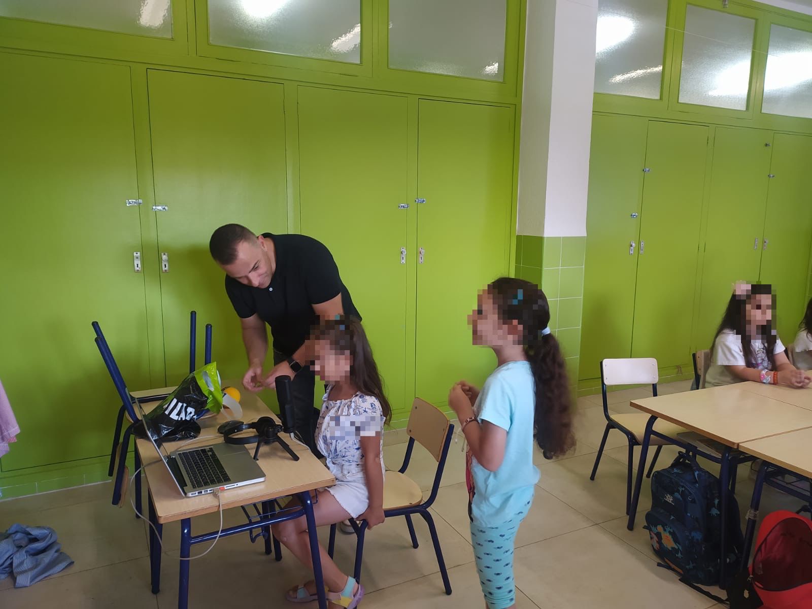 Taller de radio en el CEIP Pou de la Muntanya | Emisoras Musicales