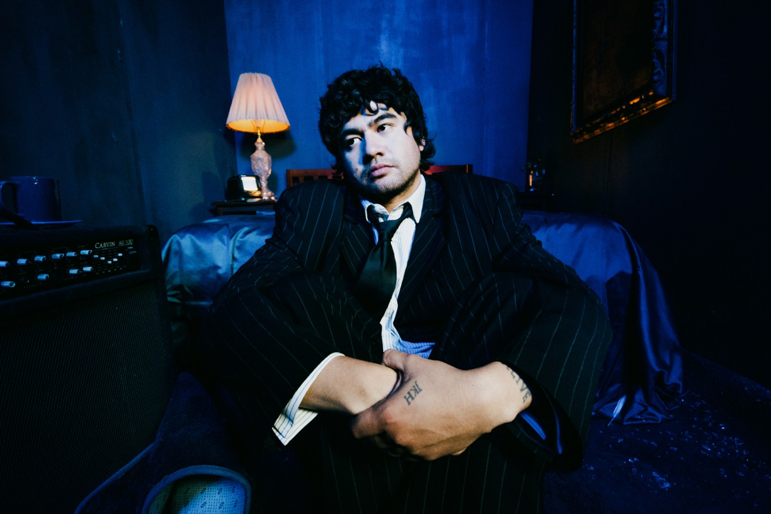 Calum Hood inicia su carrera en solitario con un tema introspectivo y ...